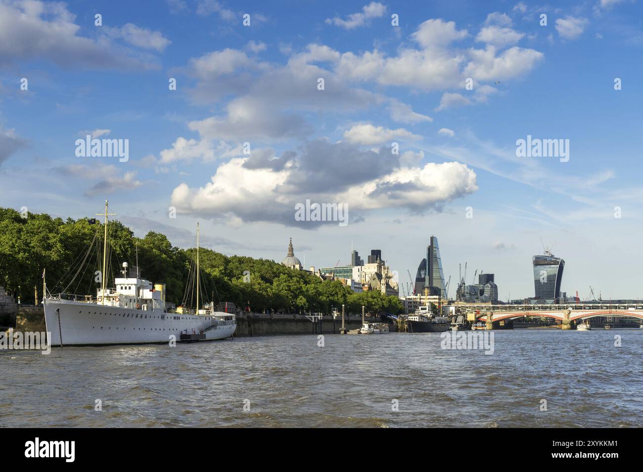 Floating Restaurant and Bar on the River Thames Stock Photo - Alamy