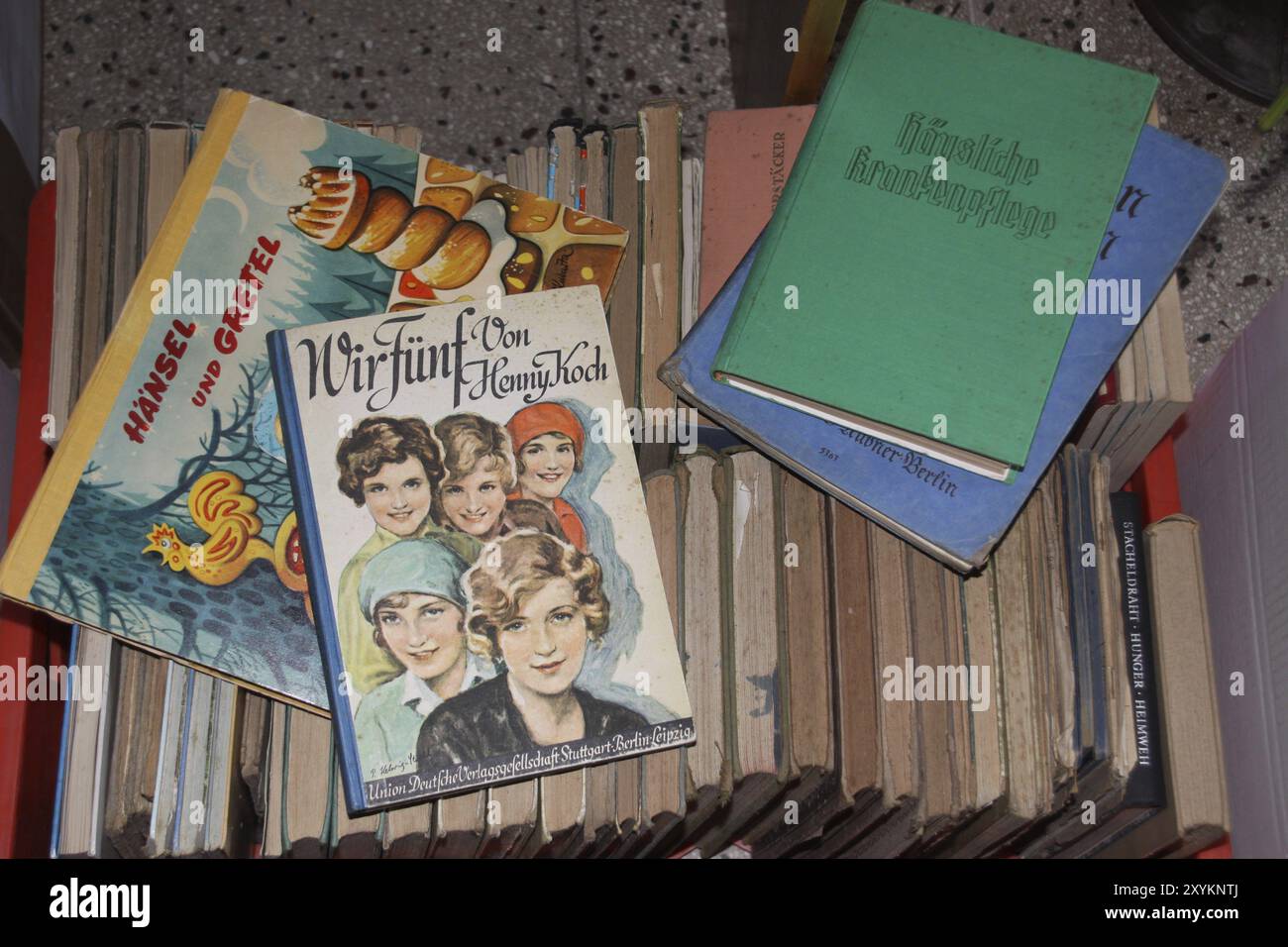 Boxes of booksellers hi-res stock photography and images - Alamy