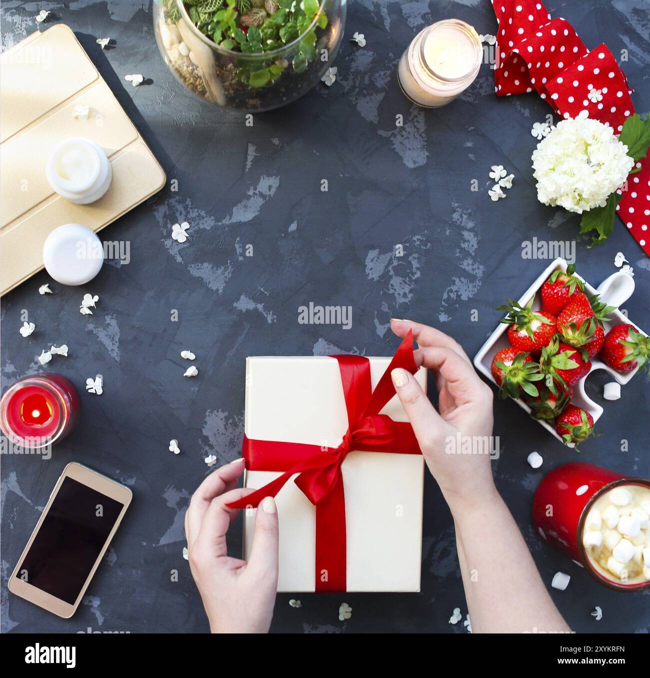 Red ribbon top view hi-res stock photography and images - Alamy