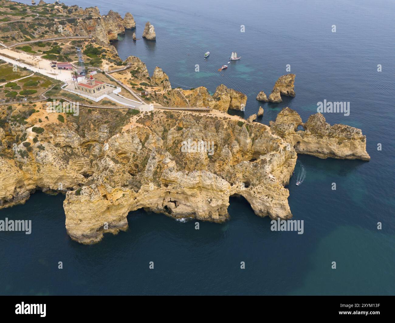 Aerial shot two sailboats hi-res stock photography and images - Alamy
