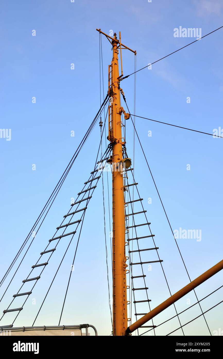 Ships mast rigging rig masts hi-res stock photography and images - Alamy