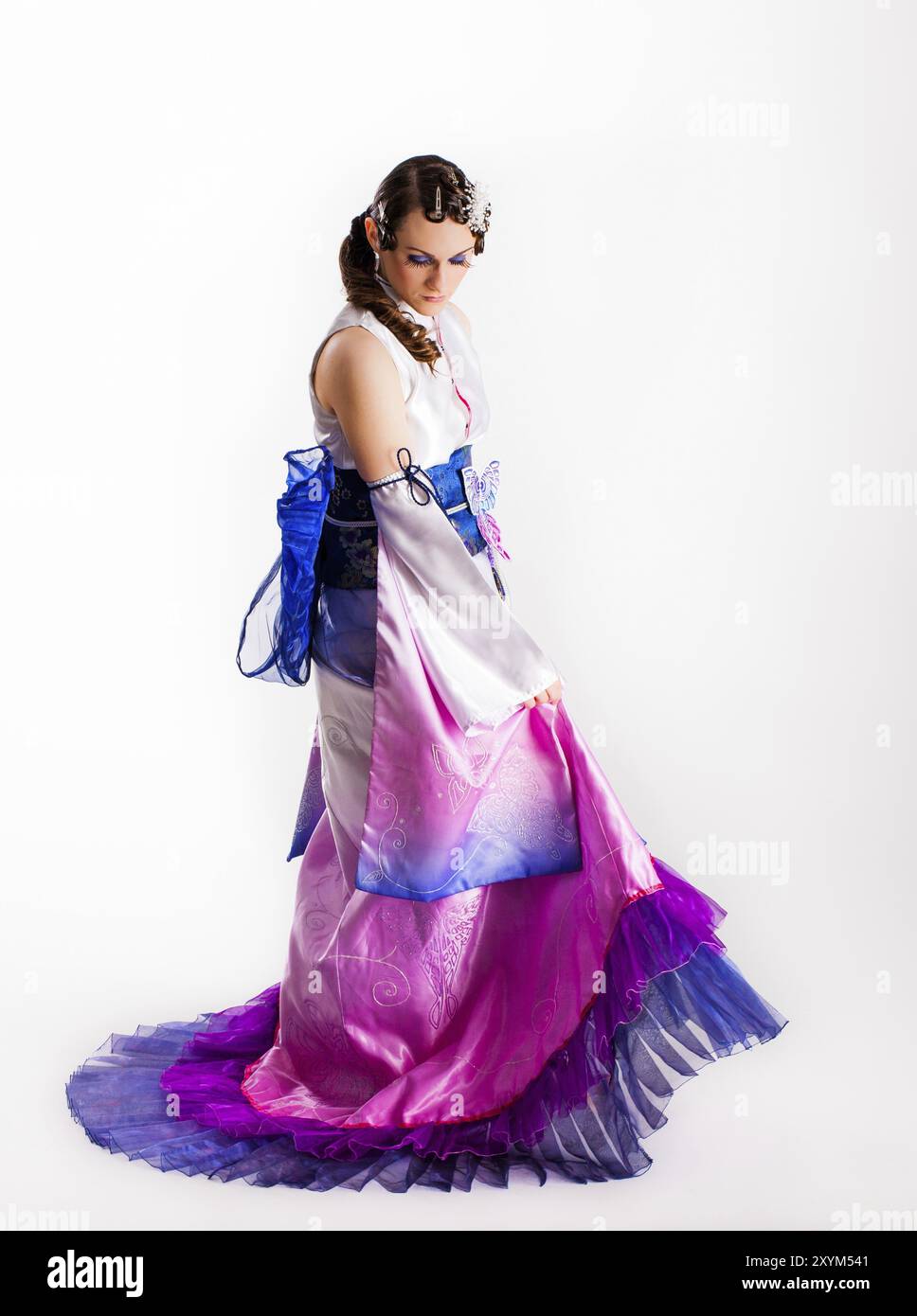 Young girl in geisha dress Stock Photo - Alamy