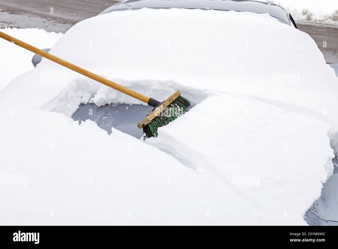 Car bonnet snow covered hi-res stock photography and images - Alamy