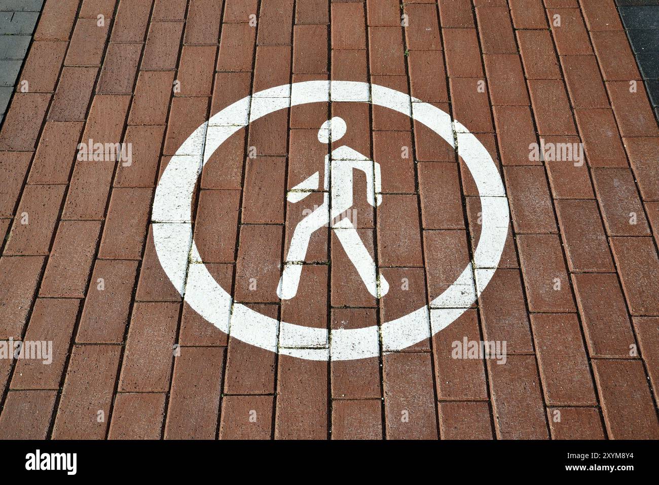 Sign pedestrian walkway Stock Photo - Alamy