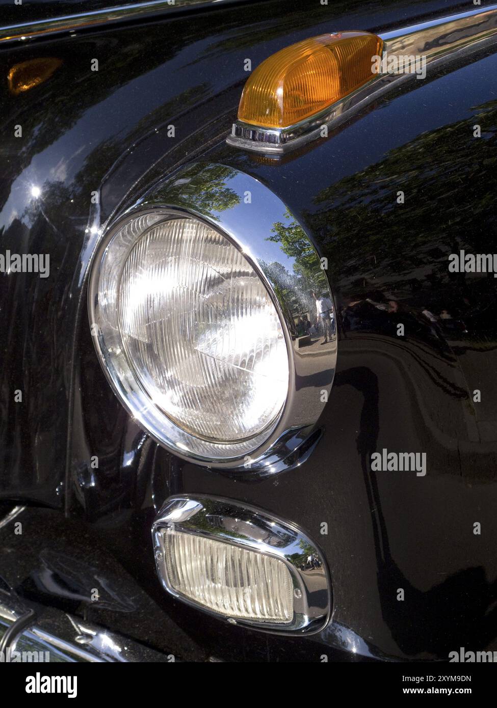 Headlight and blinker of a black classic car mercedes Stock Photo - Alamy