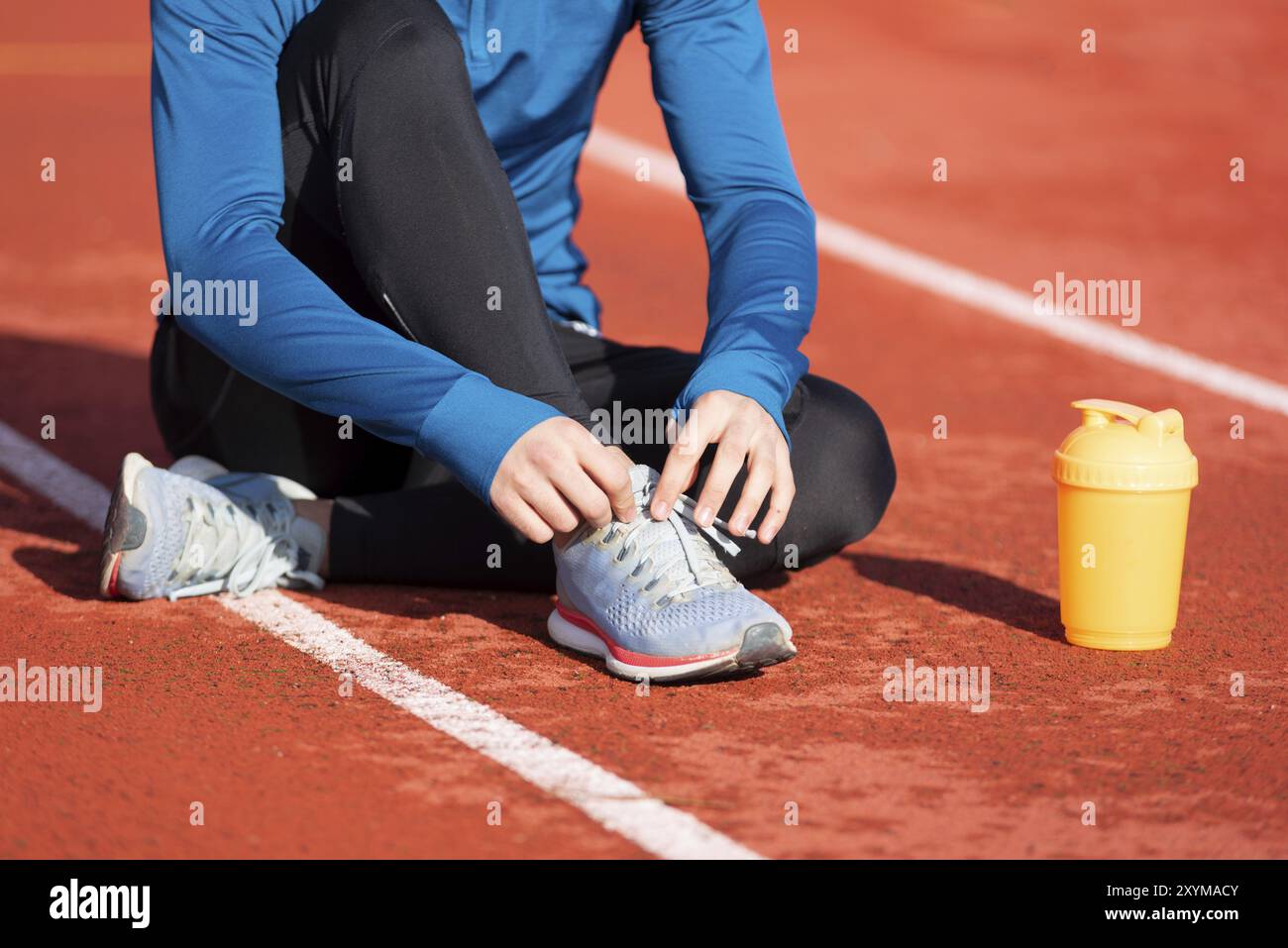 Athlete ties shoes hi-res stock photography and images - Alamy