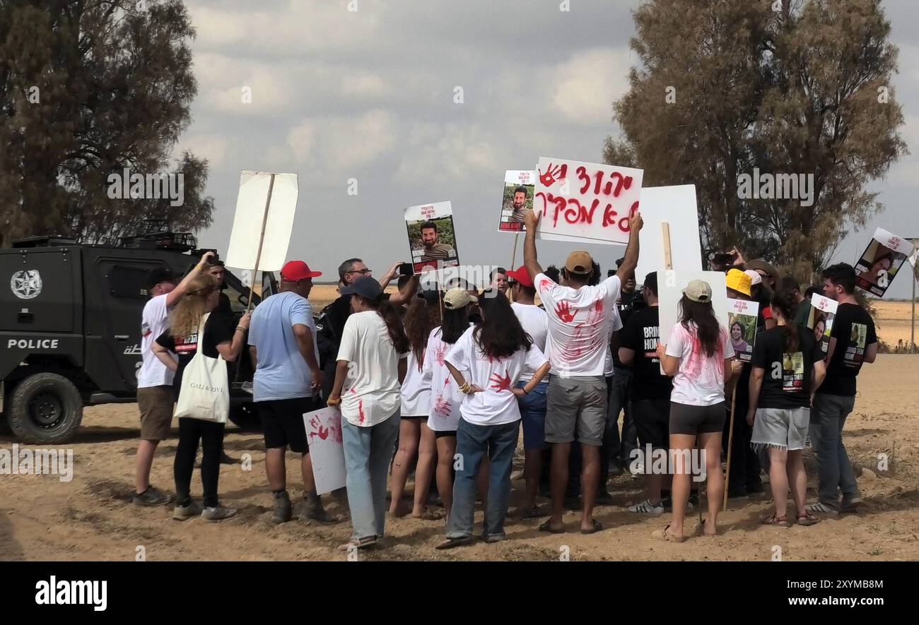 NIRIM, ISRAEL - AUGUST 29: Members of the Israeli security forces ...