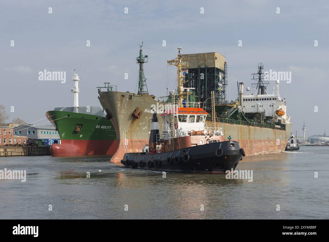 Dredging vessel Sandpiper being towed in the turning basin in ...