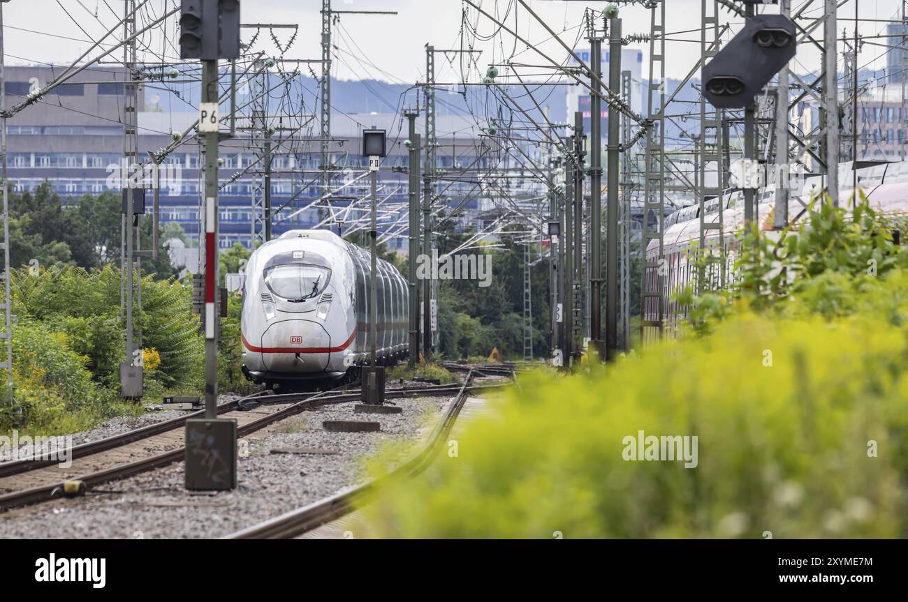 Train stations through buildings hi-res stock photography and images ...