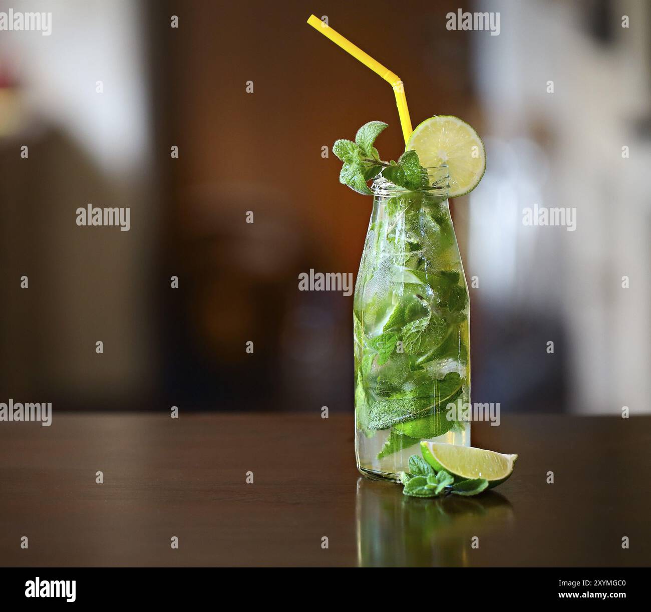 Bartender mixes alcoholic mojito cocktail hi-res stock photography and ...