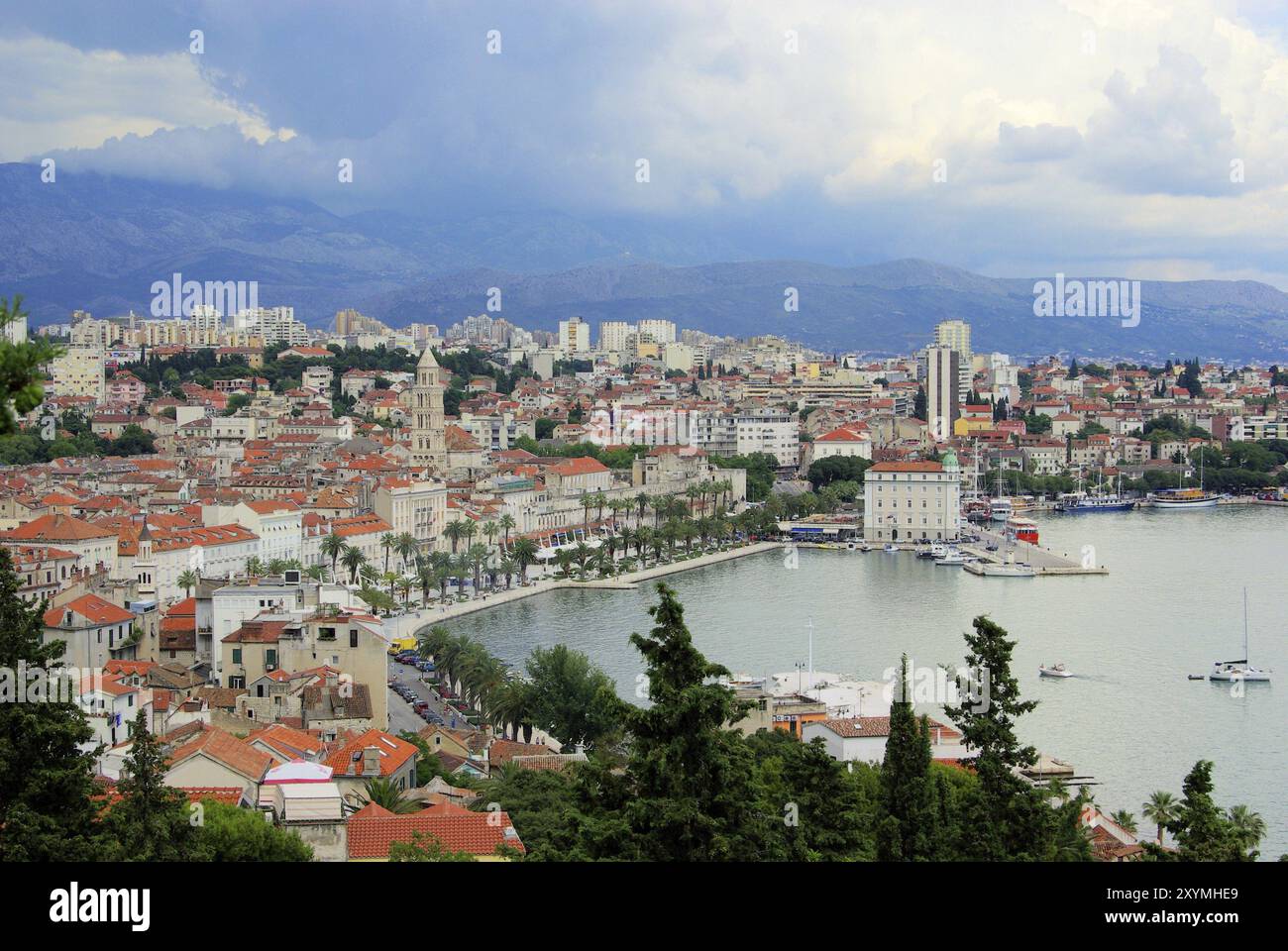 Split residential buildings hi-res stock photography and images - Alamy