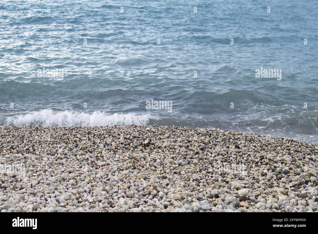 Sea wave incident on the coastal shingle Stock Photo - Alamy
