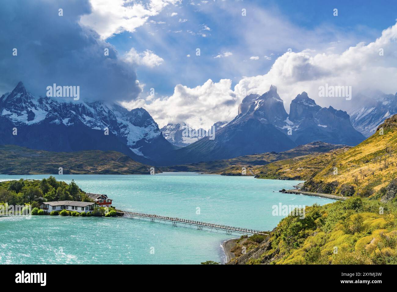 Beautiful natural view of Lake Pehoe and Cuerno del Paine Mountains ...