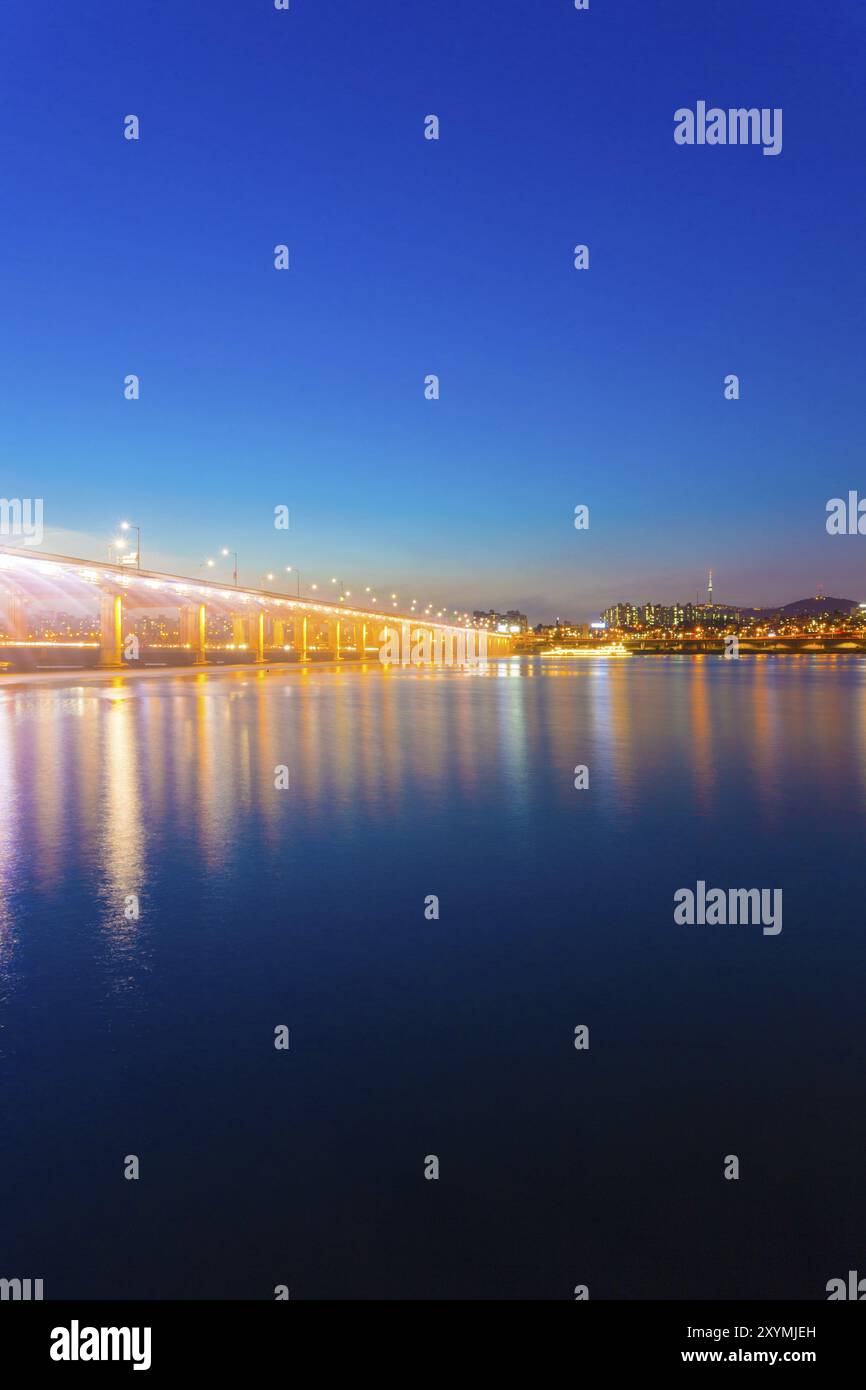 Water sprays from side of Banpo Bridge into the Han River during ...