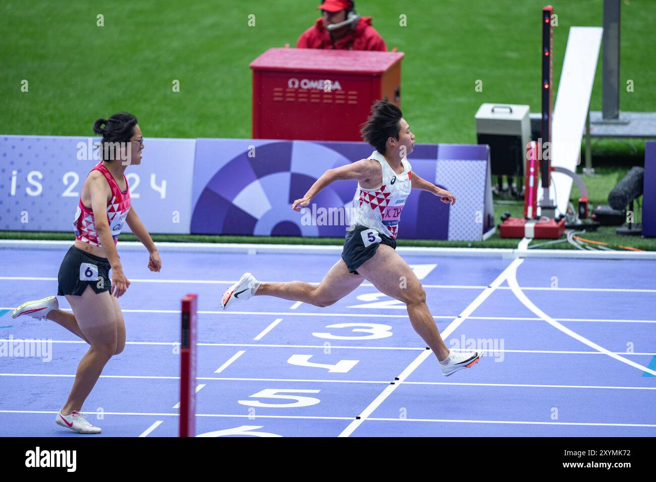 (240830) -- PARIS, Aug. 30, 2024 (Xinhua) -- Zhou Xia (R) of China crosses the finish line ...