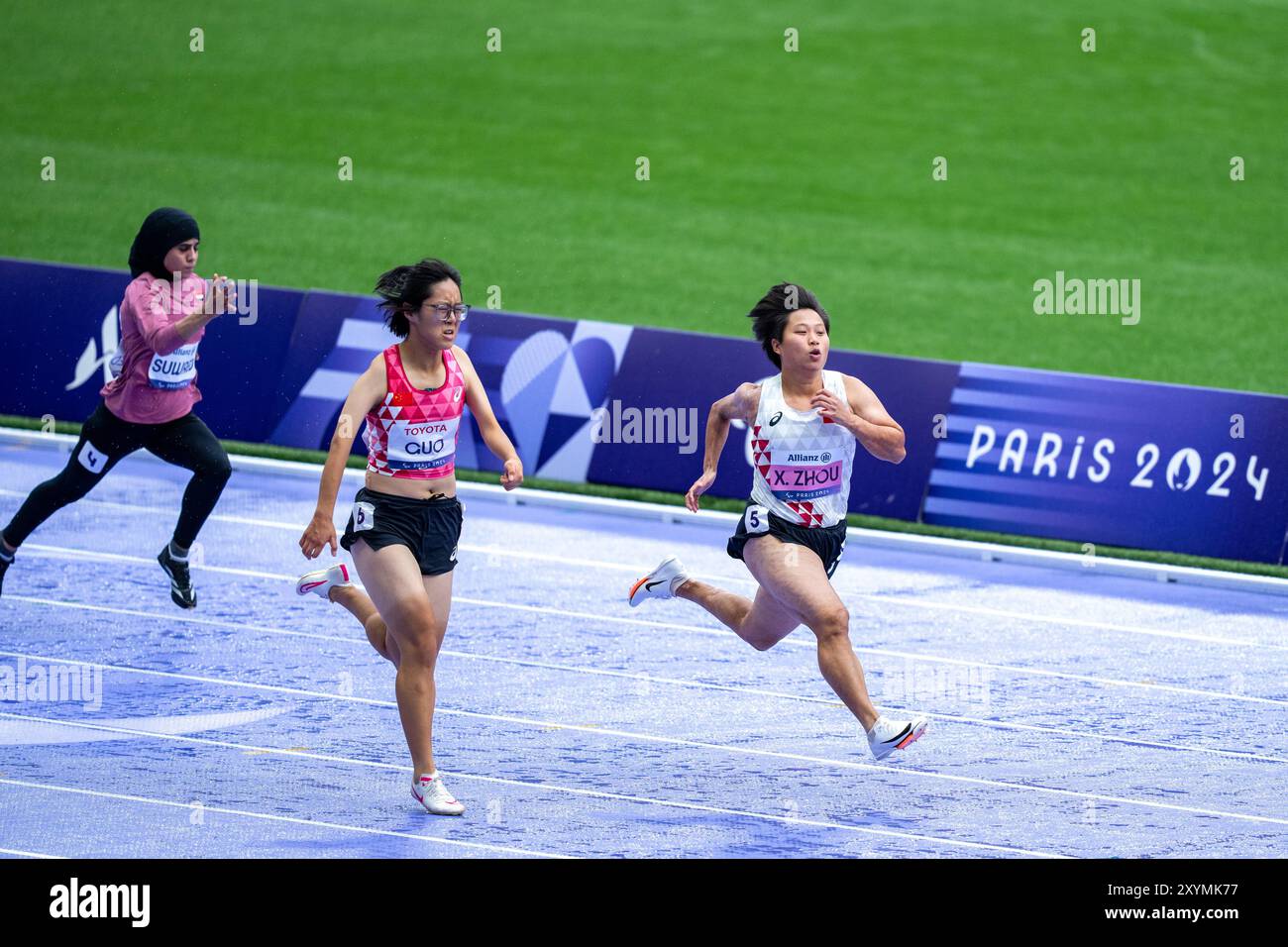 (240830) -- PARIS, Aug. 30, 2024 (Xinhua) -- Zhou Xia (R) and Guo Qianqian (C) of China compete ...