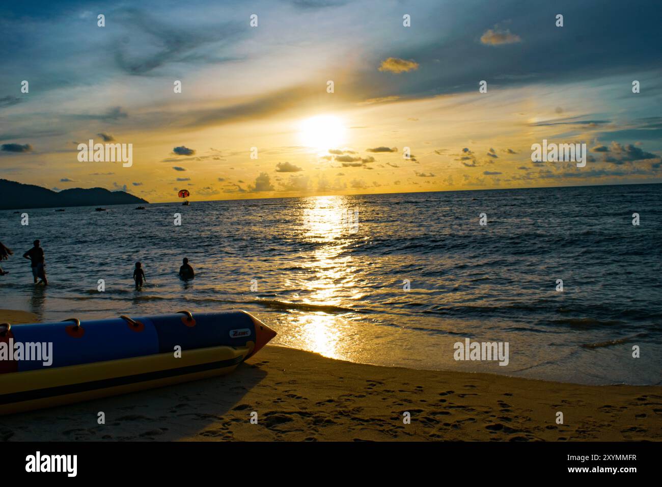 Radiant sun rays hi-res stock photography and images - Alamy
