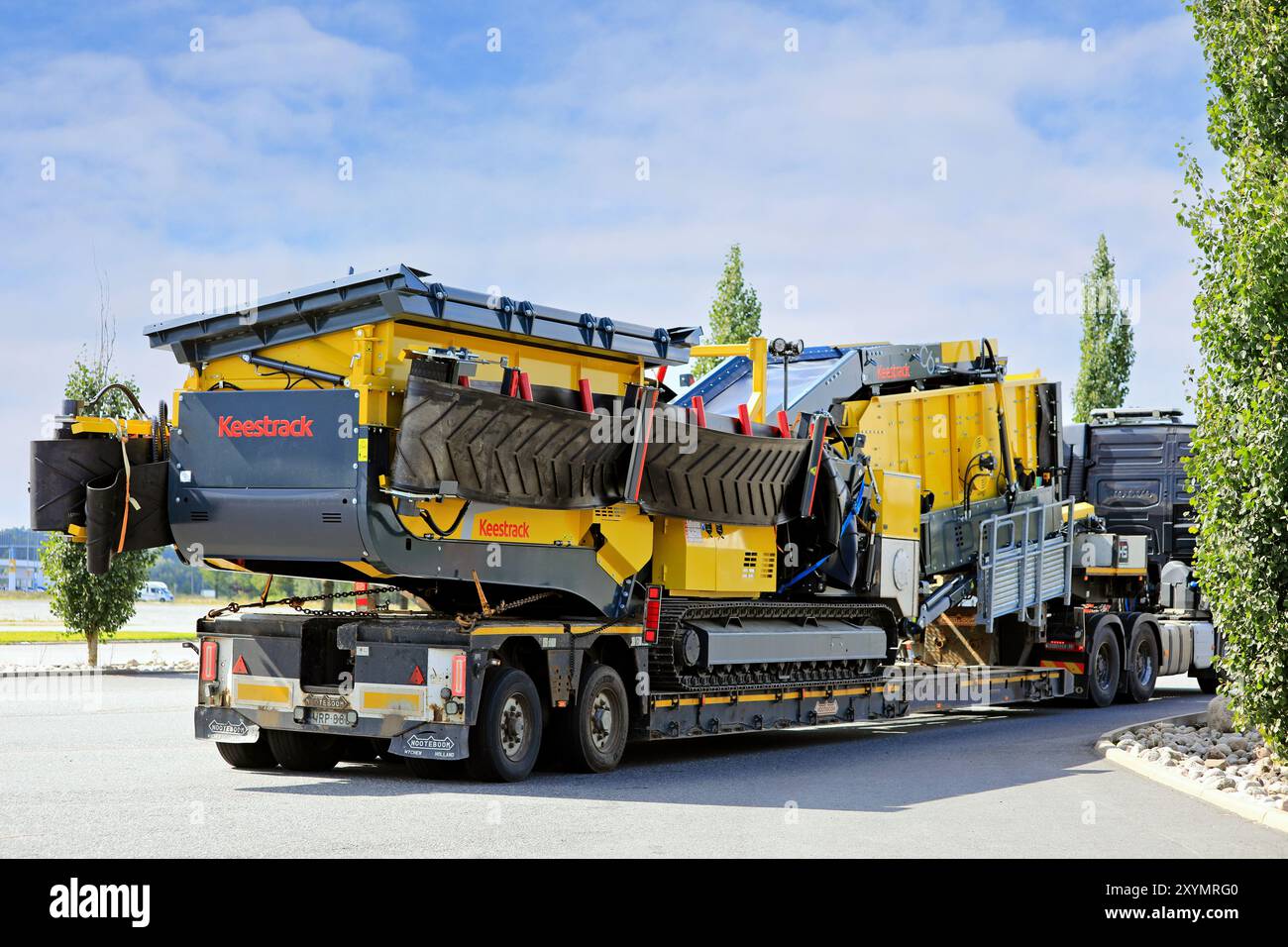 Keestrack C6 Screener being transported on Nooteboom low loader trailer ...