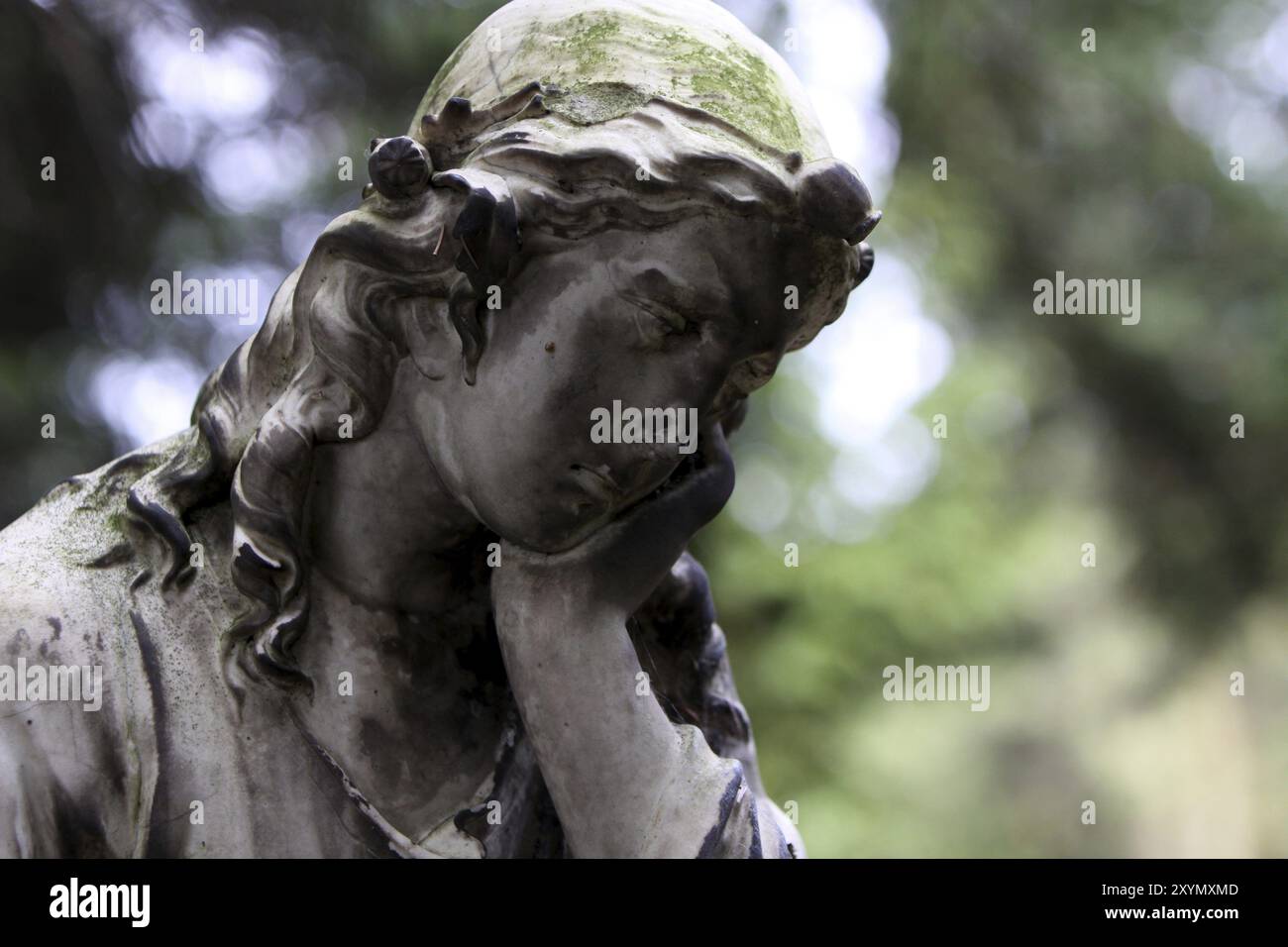 Statue of a grieving woman Stock Photo - Alamy