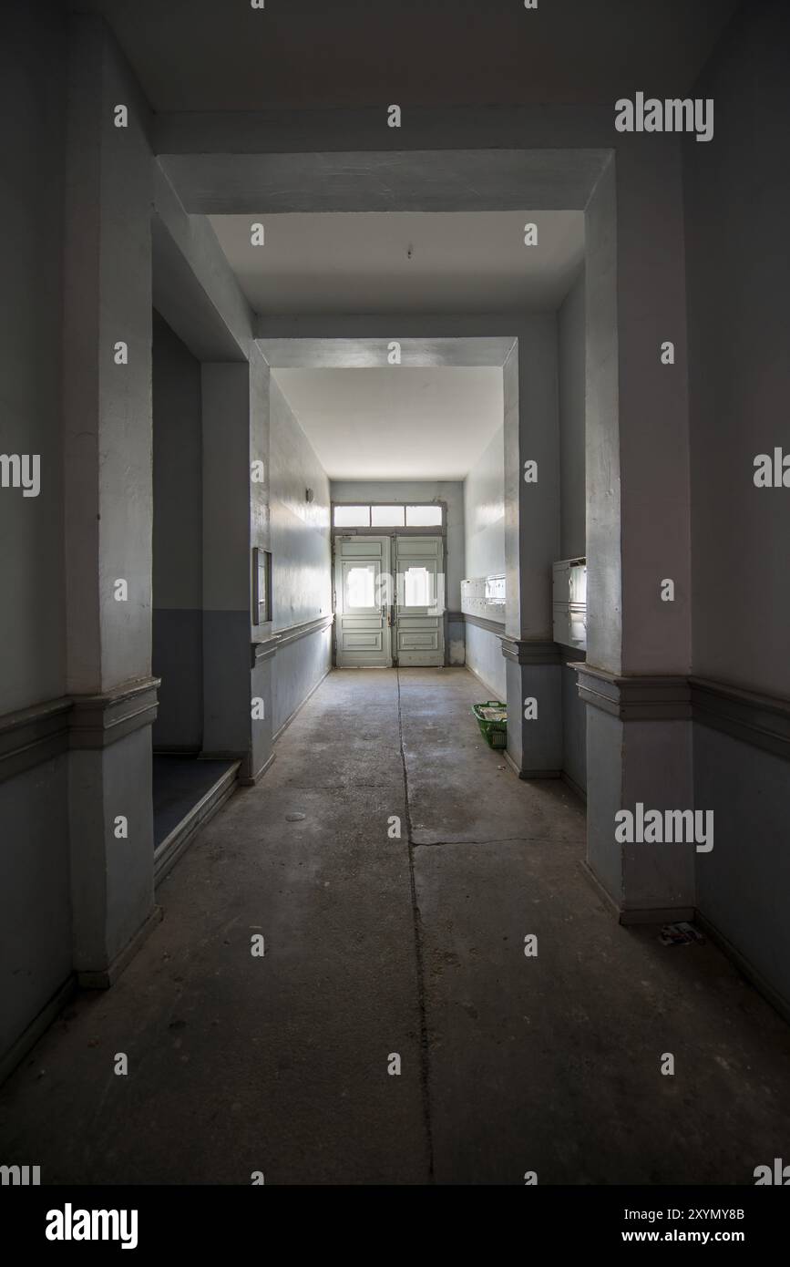 Empty hallway hi-res stock photography and images - Alamy