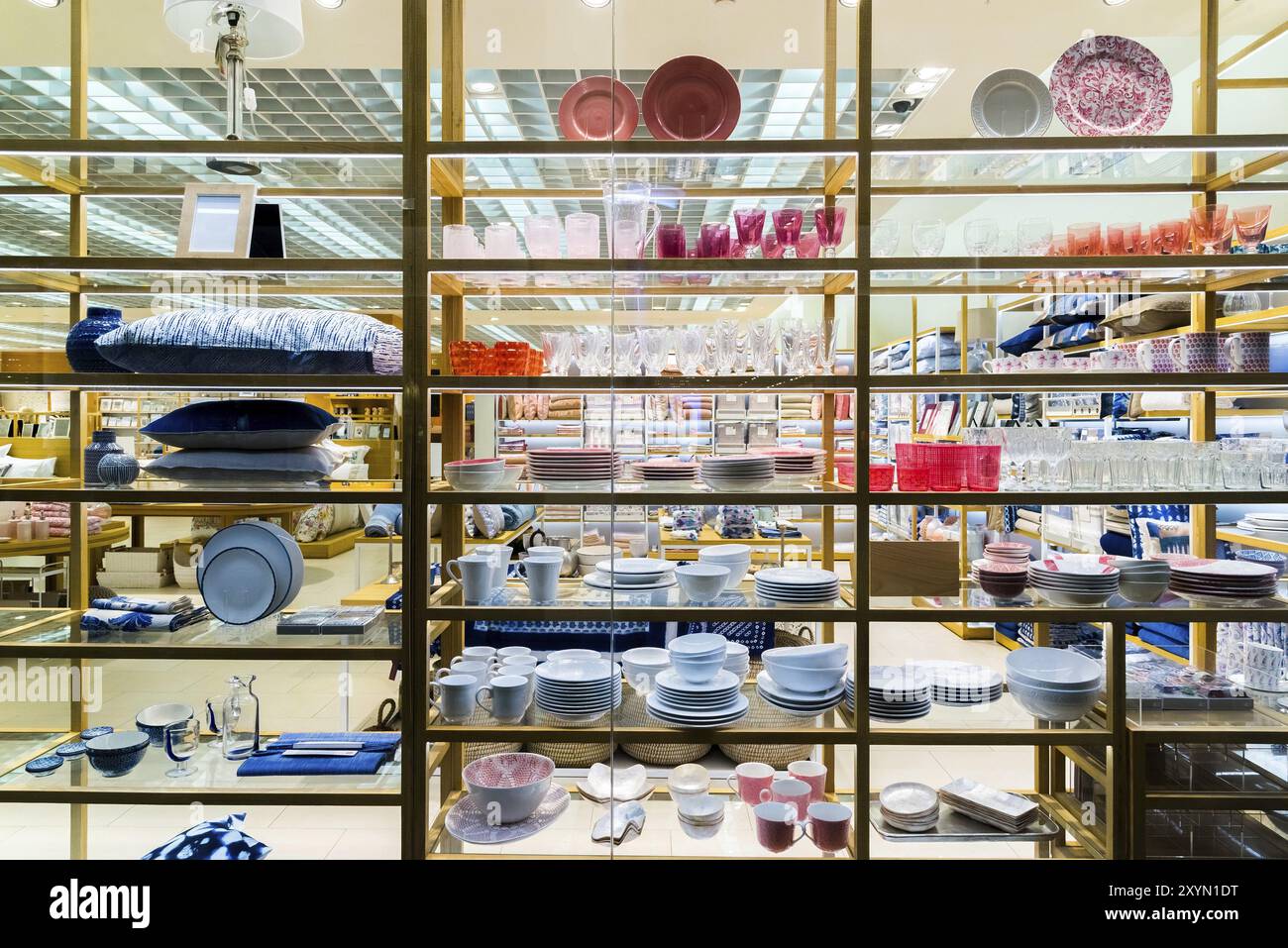 Large storefront window hi-res stock photography and images - Alamy