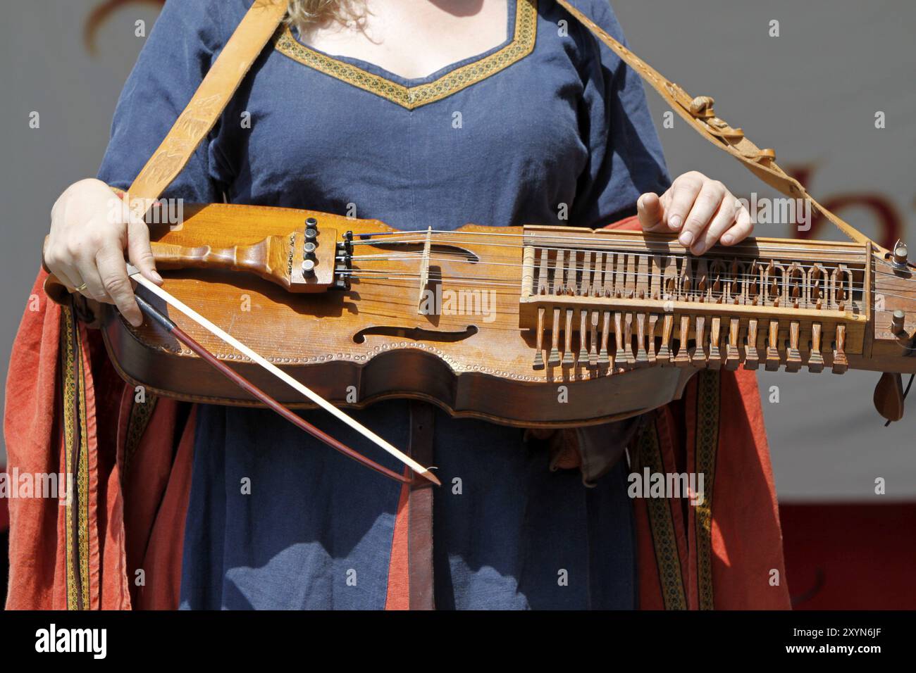 One stringed fiddle hi-res stock photography and images - Alamy