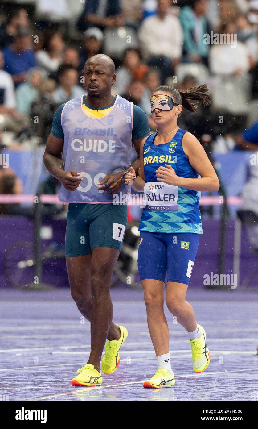 (240830) -- PARIS, Aug. 30, 2024 (Xinhua) -- Camila Muller (R) of Brazil and her guide Vinicius ...