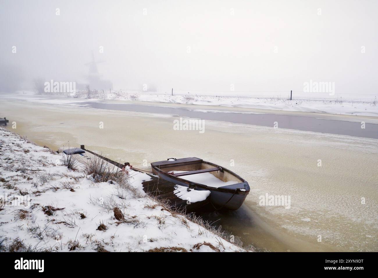 Boats in frozen waters hi-res stock photography and images - Alamy
