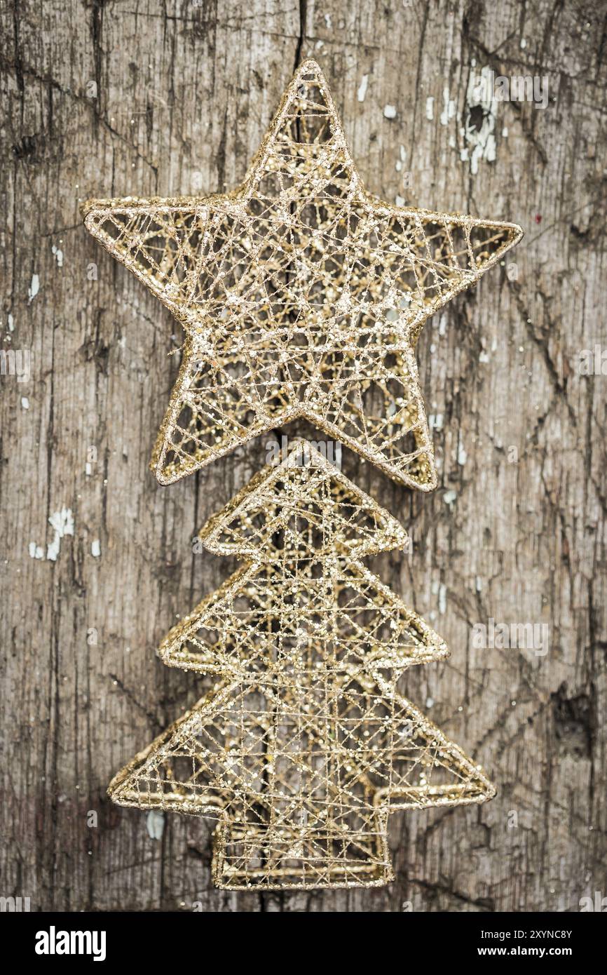 Gold christmas tree decorations hi-res stock photography and images - Alamy