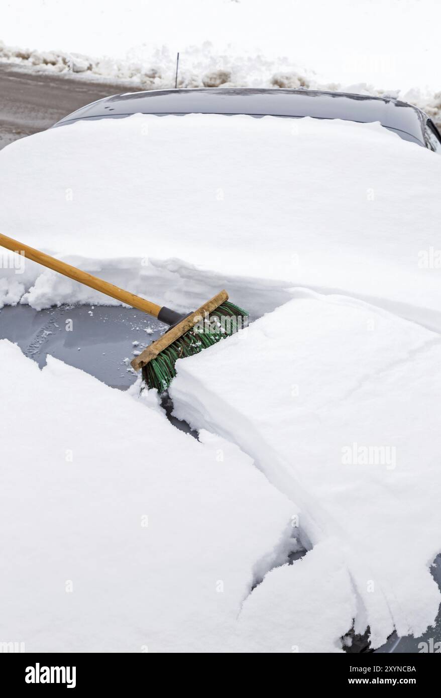 Car bonnet snow covered hi-res stock photography and images - Alamy