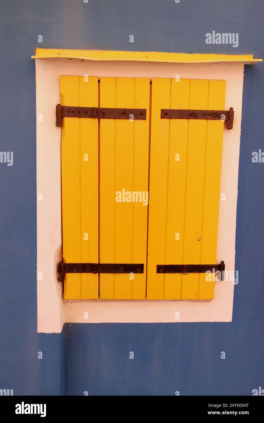 Yellow window frames hi-res stock photography and images - Alamy