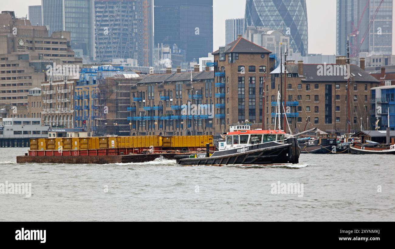 Waste barges on the thames hi-res stock photography and images - Alamy