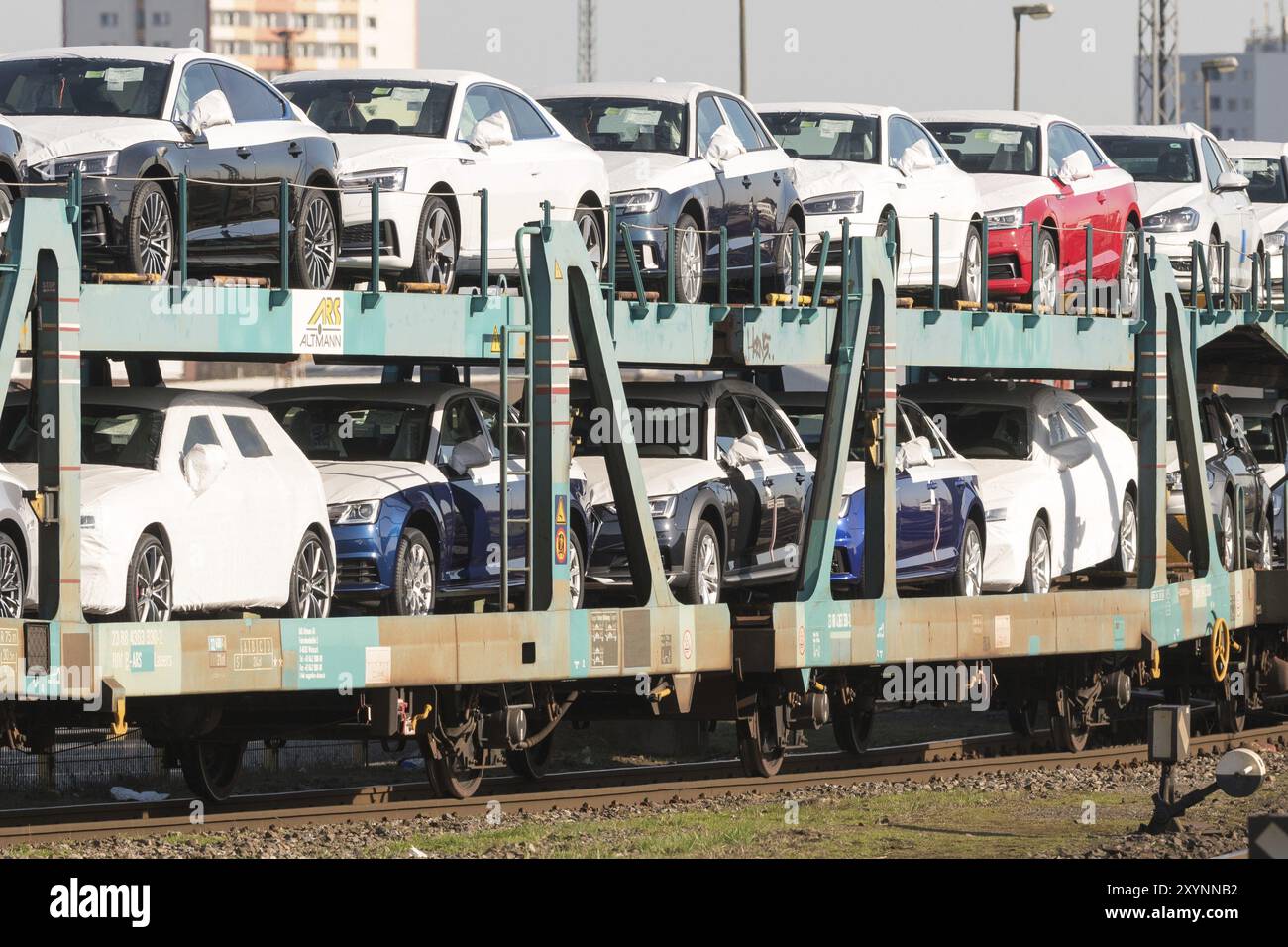 New cars are transported by train. Transporting cars by train Stock Photo - Alamy