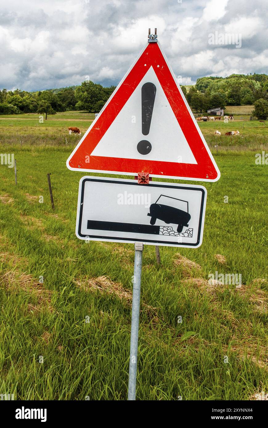 Unpaved roadway sign, countryside Stock Photo - Alamy