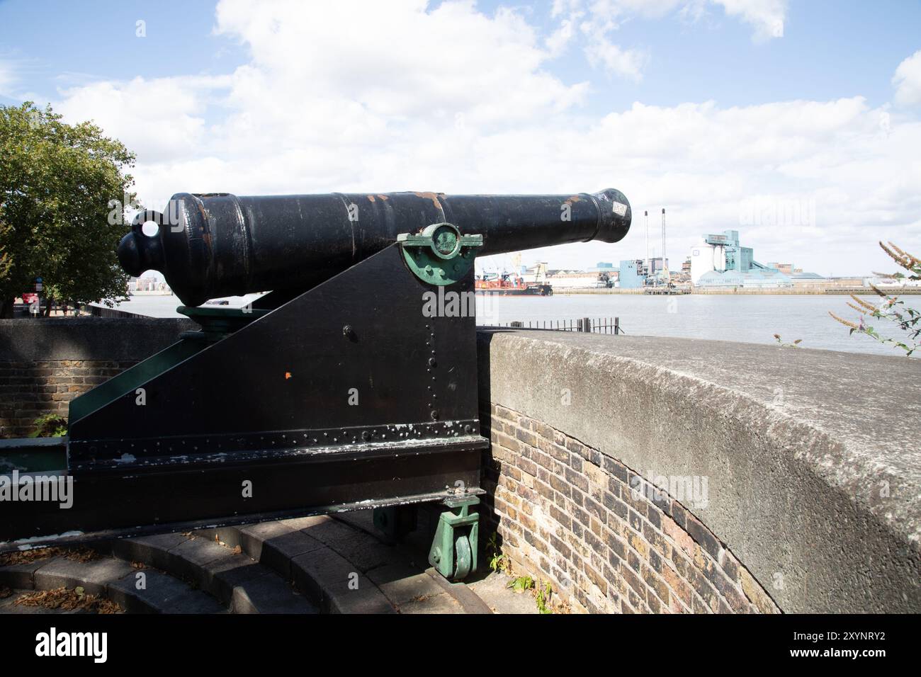 Defunct cannons overlooking the river Thames in Woolwich, London ...