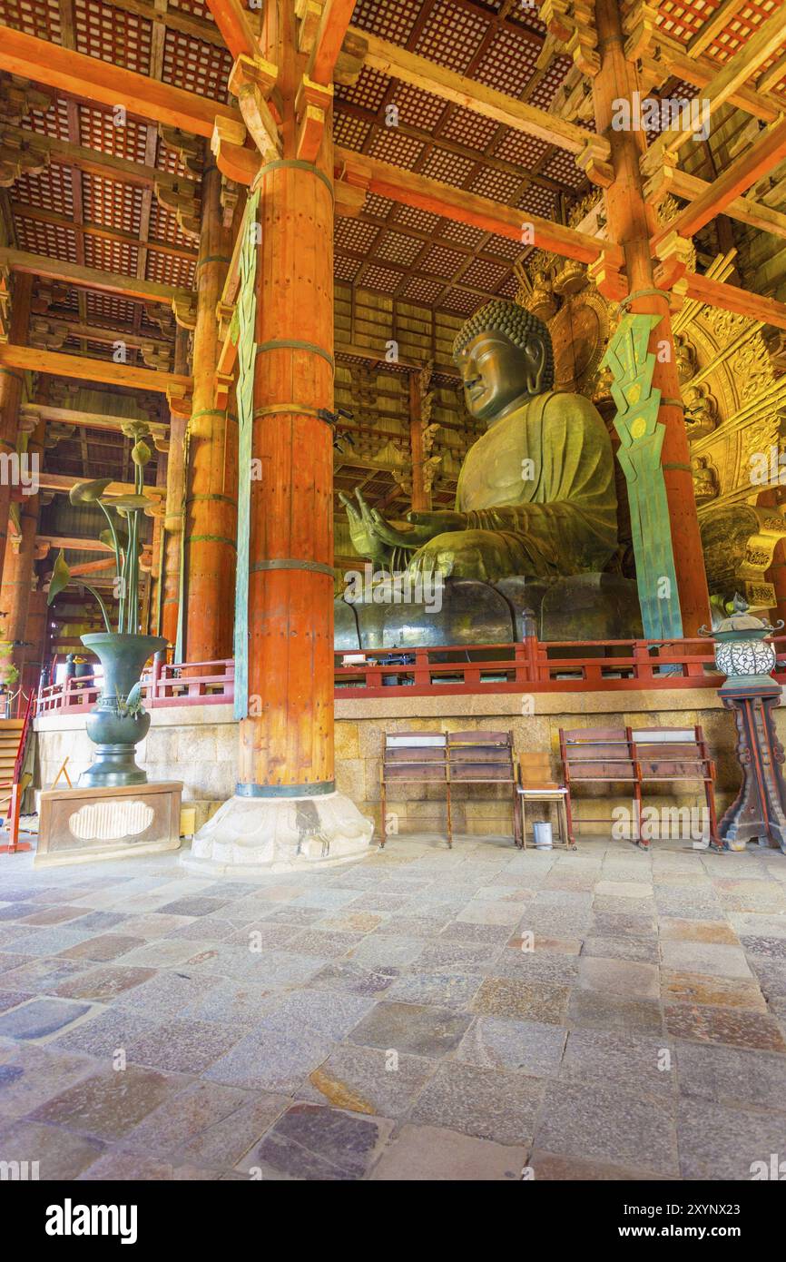 Side profile of Daibutsu bronze Buddha and ceiling of inside the Great ...
