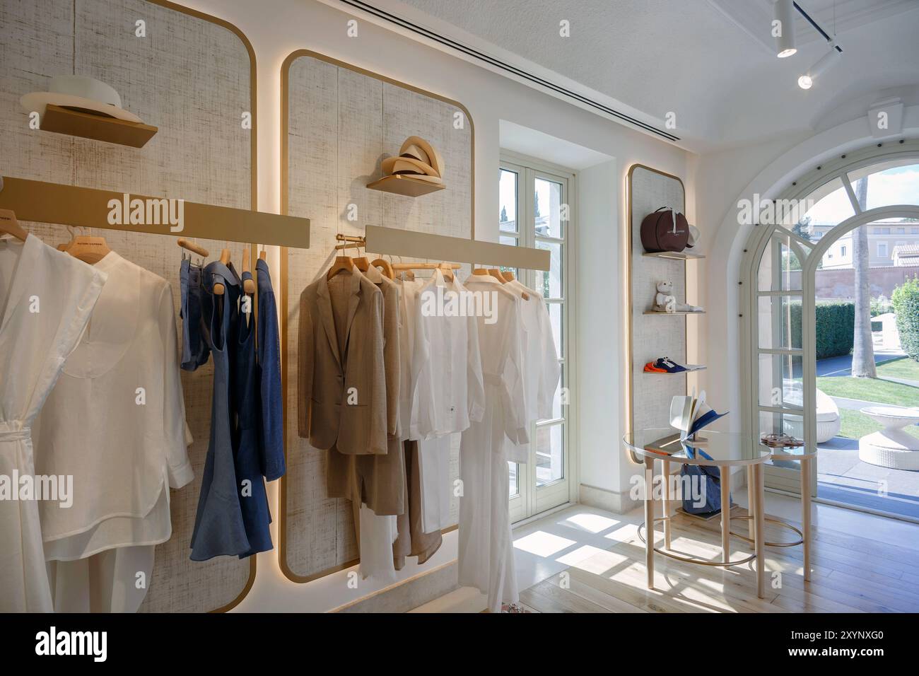 Rome fashion store hi-res stock photography and images - Alamy
