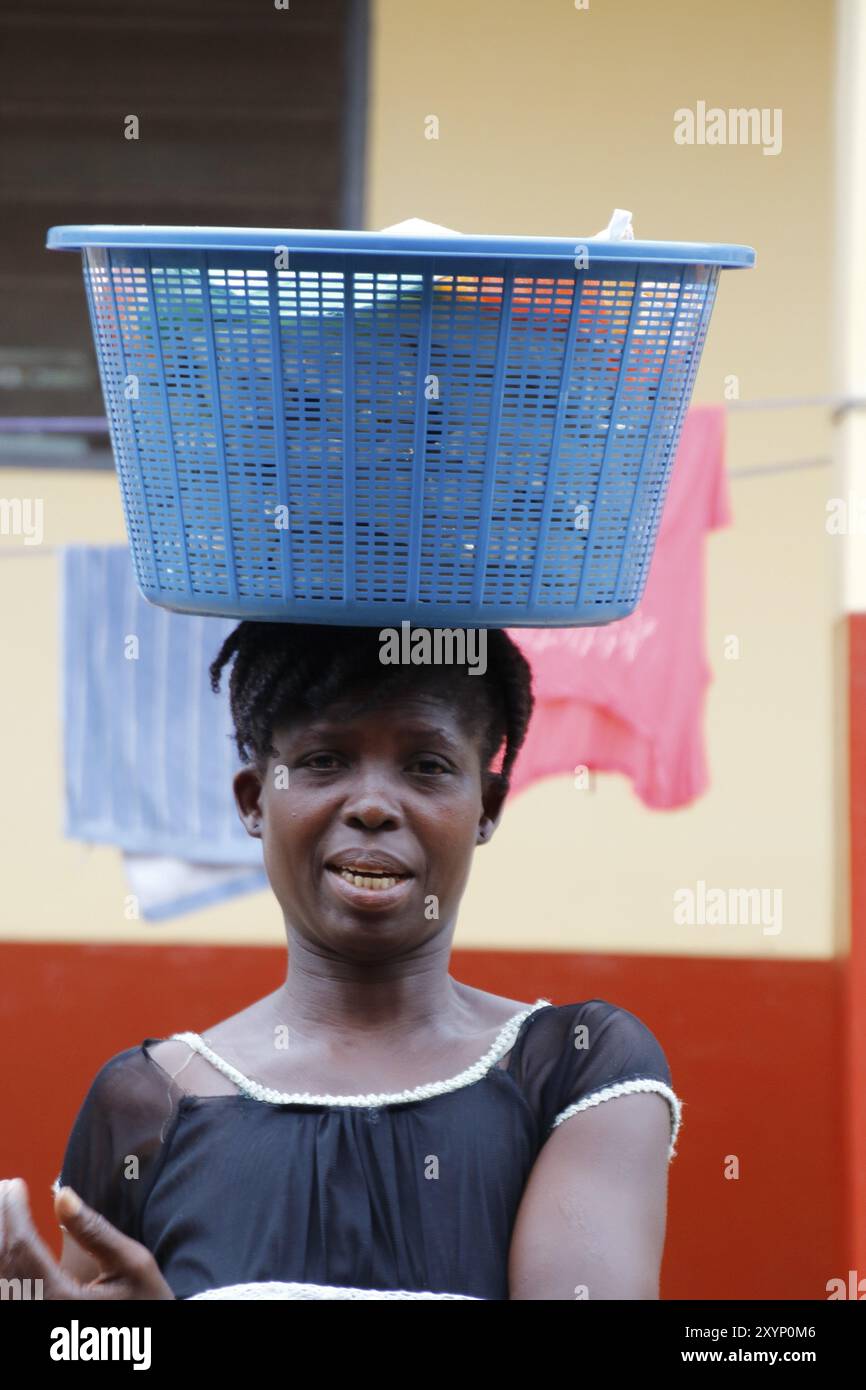 Women carrying baskets on head hi-res stock photography and images - Alamy