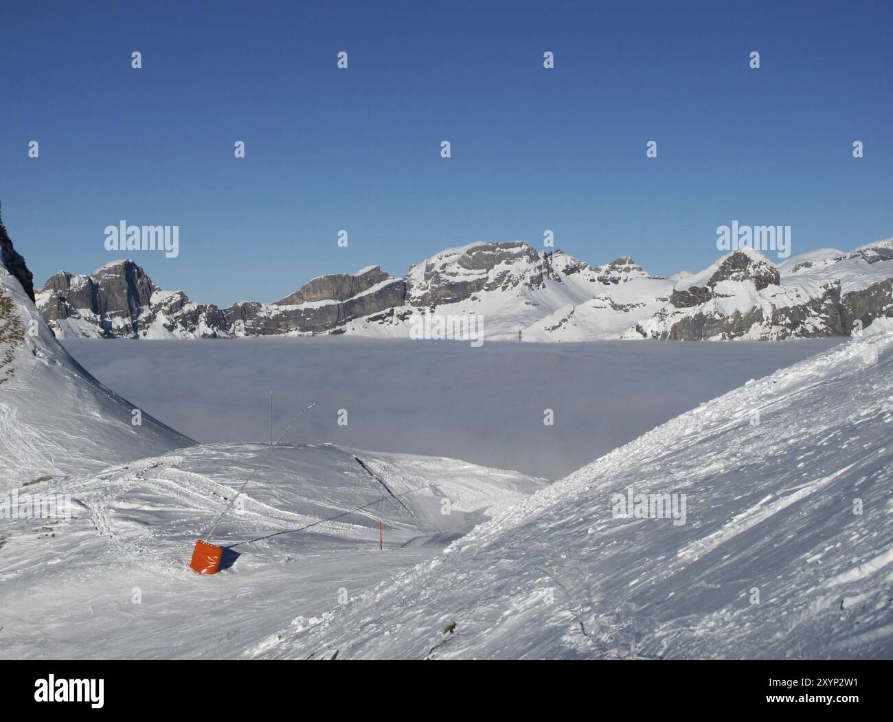 Snow peaks ski resort fog hi-res stock photography and images - Alamy