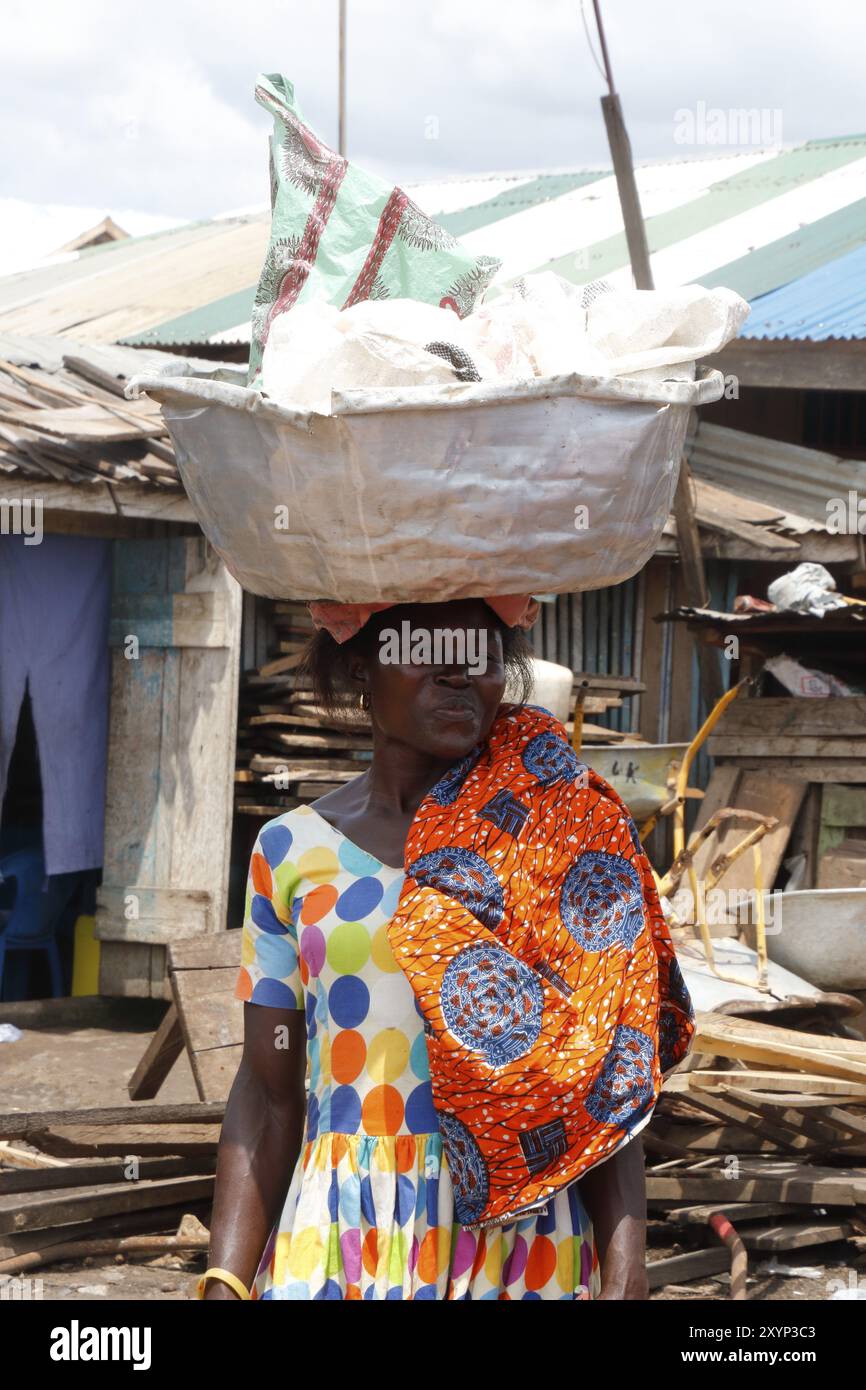 African woman carry load on the head hi-res stock photography and ...