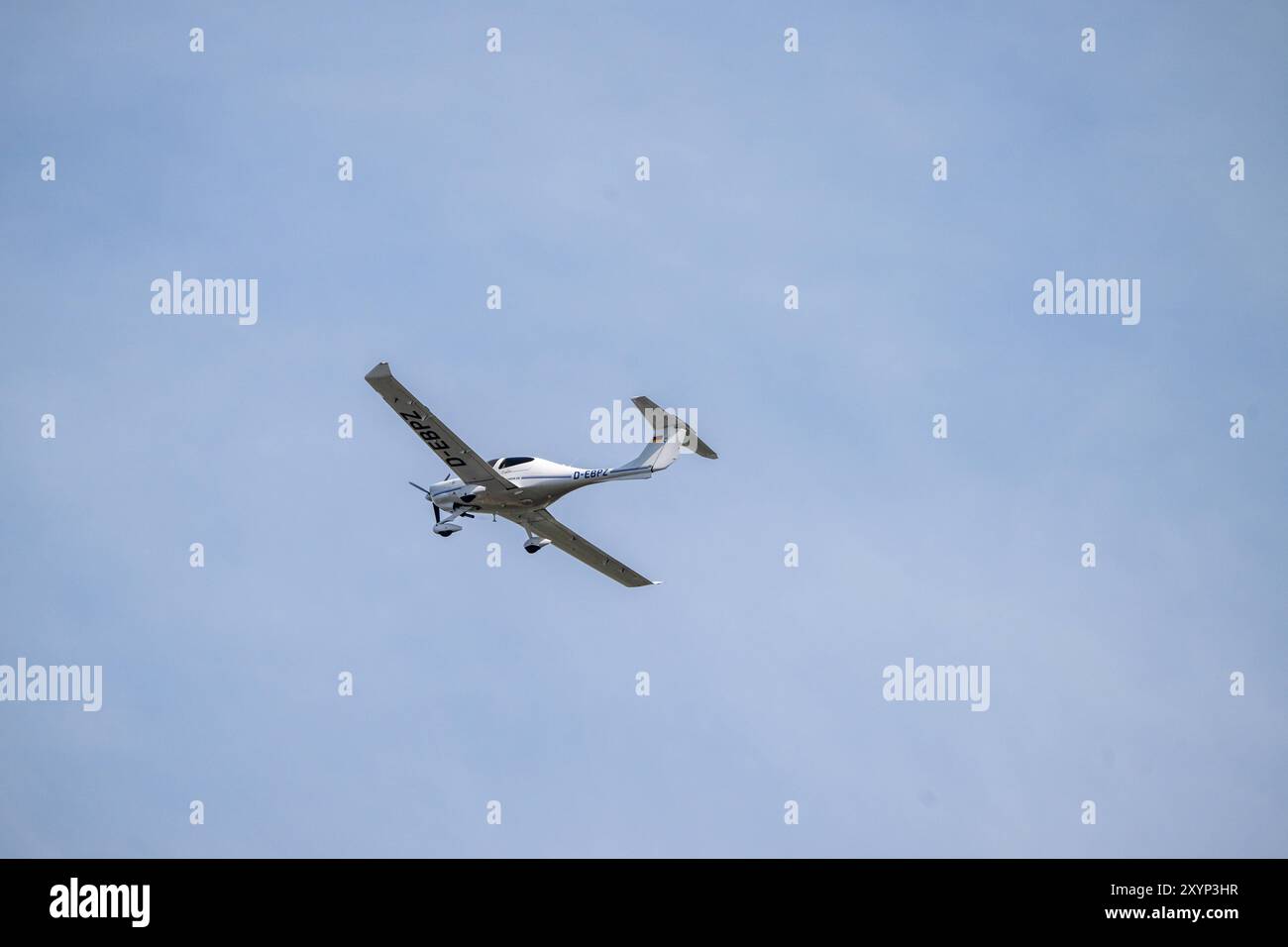 Kleinflugzeug mit Kennung D-EBPZ am blauen Himmel , Deutschland, 30.08. ...