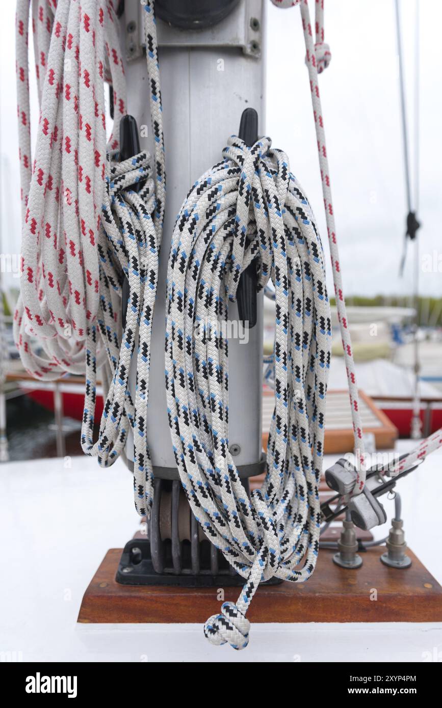 Cord on a cleat Stock Photo - Alamy