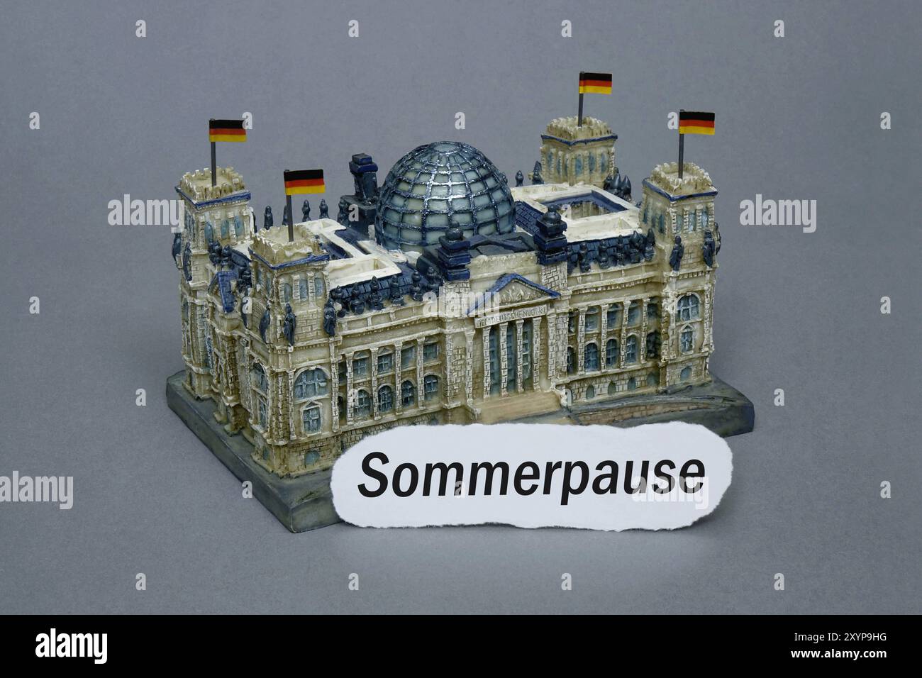 Reichstag mit Schriftzug Sommerpause Reichstag mit Schriftzug ...