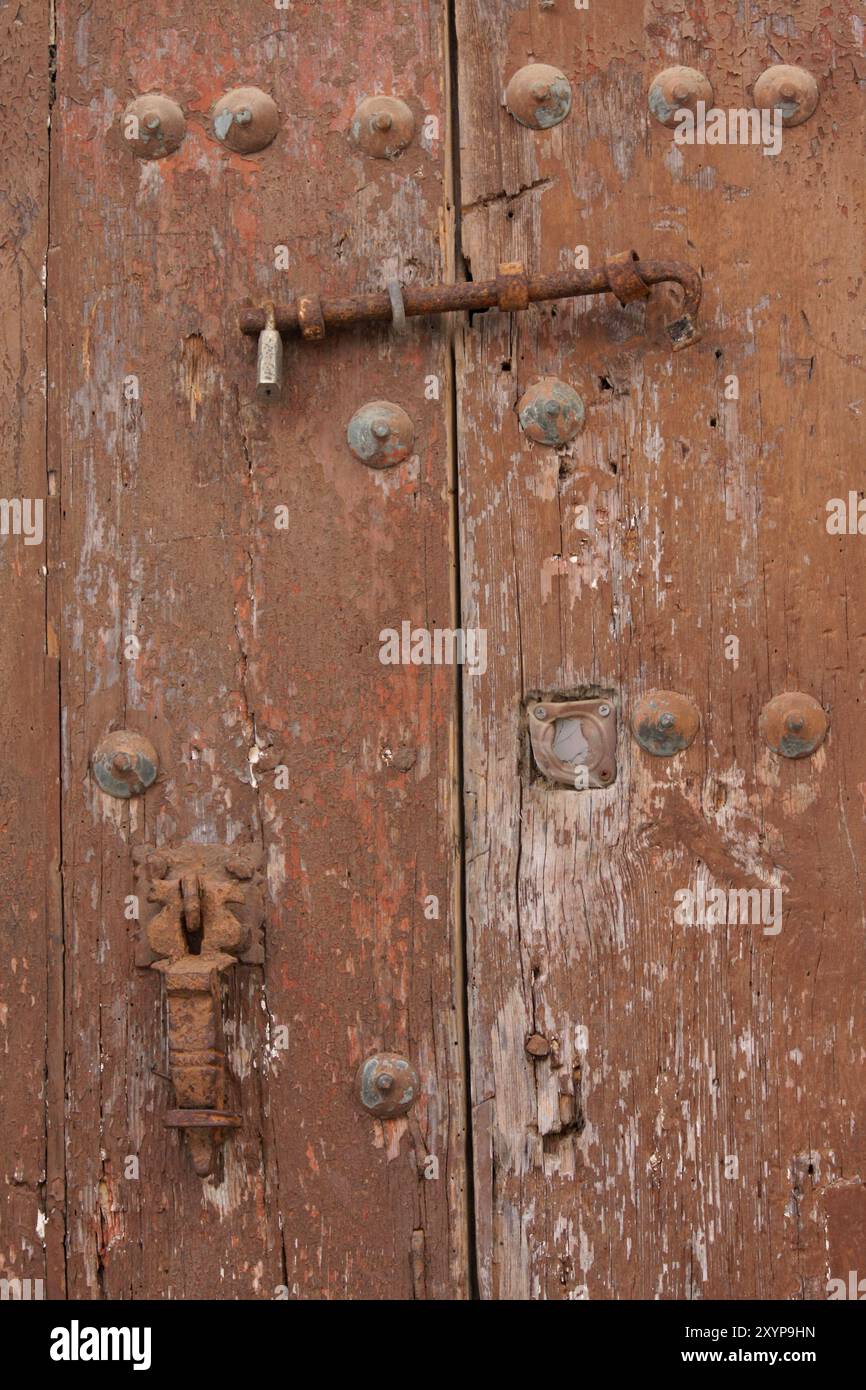 Metal doors with designs hi-res stock photography and images - Alamy