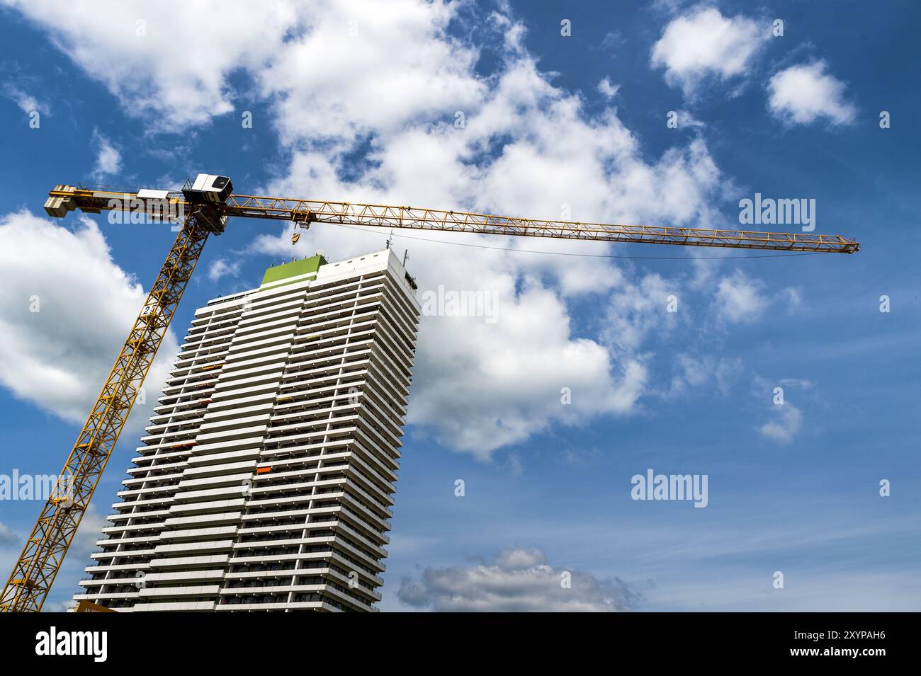 Skyscraper crane looking up hi-res stock photography and images - Alamy