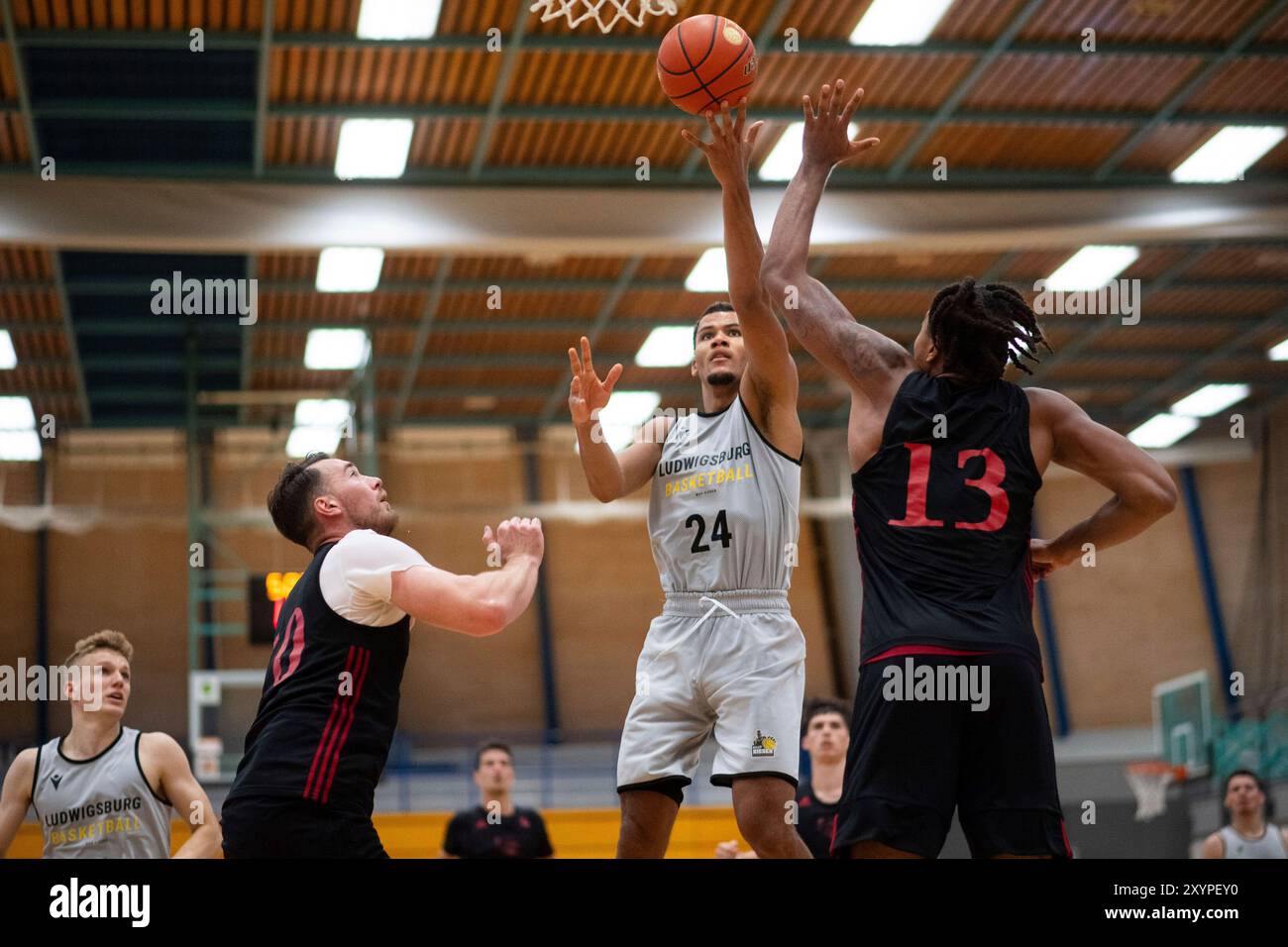 Brandon Tischler (MHP Riesen Ludwigsburg, #24) im Zweikampf mit Hugo ...