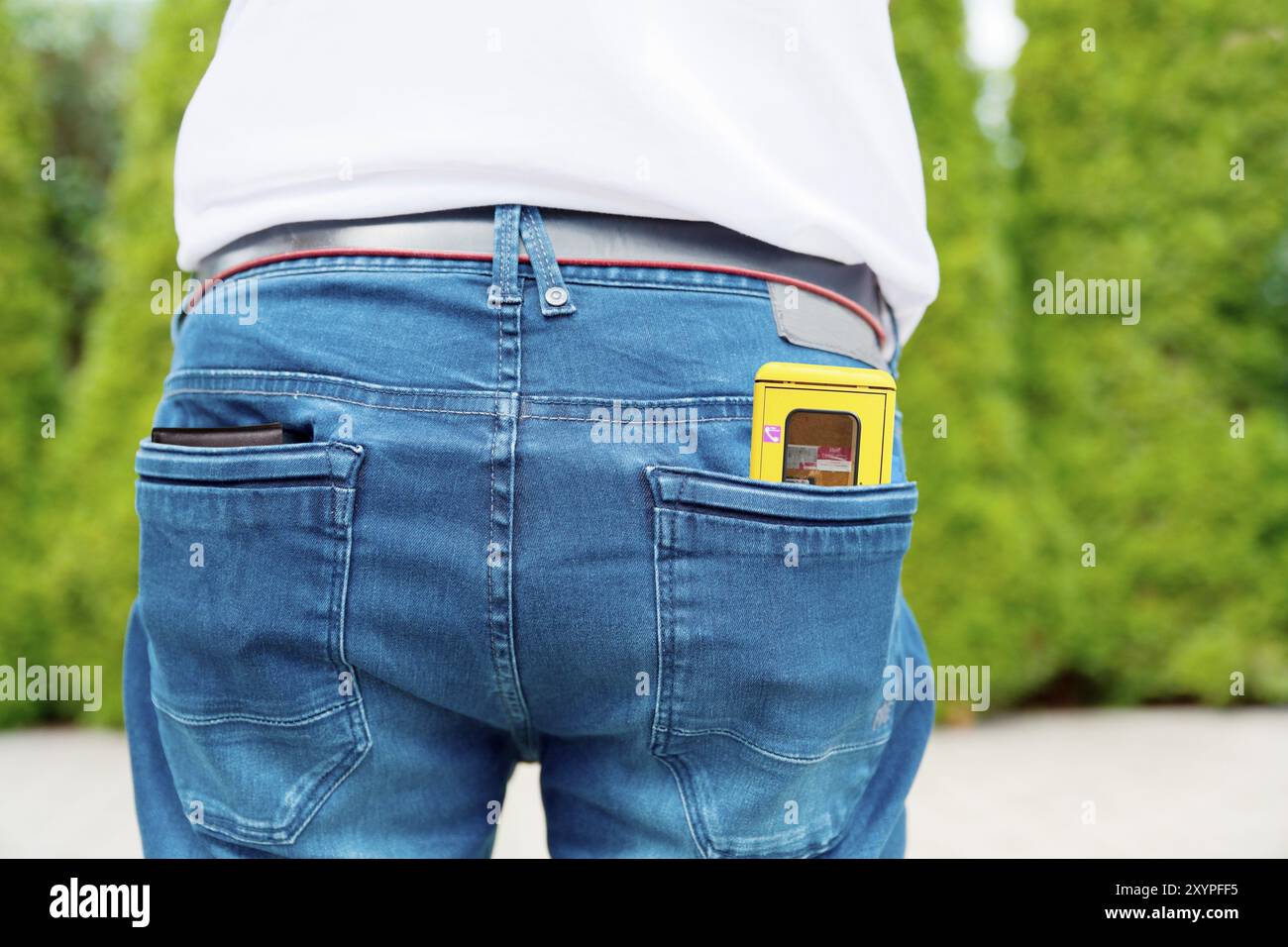 Back pocket phone hi-res stock photography and images - Alamy