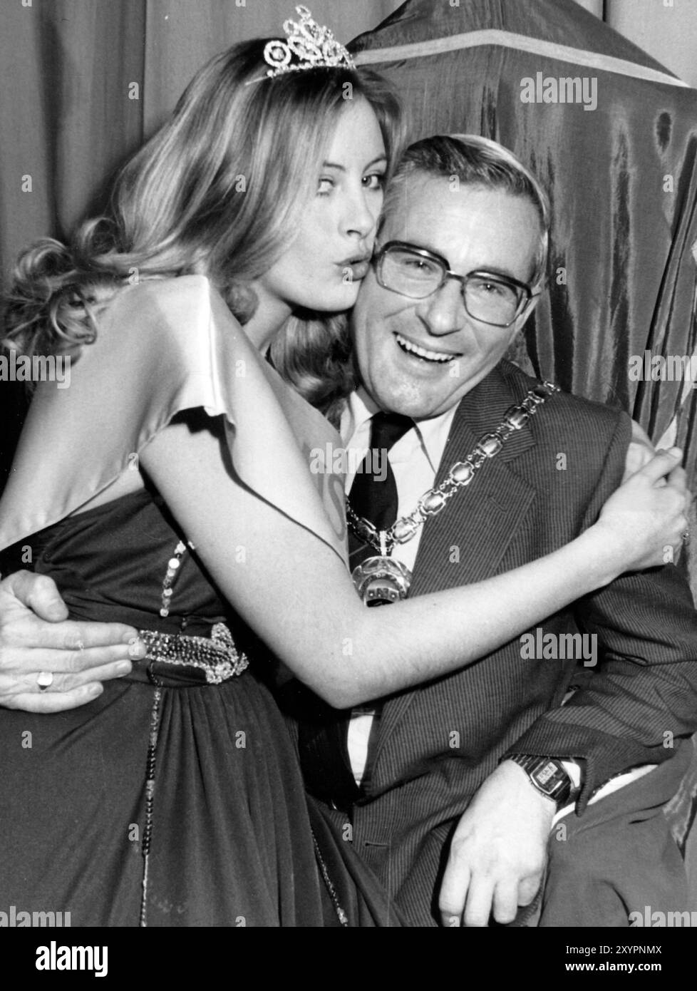 THE MAYOR OF FAREHAM ROGER PRICE WITH SAUCY MODEL MICHELLE SHEPHERD ...