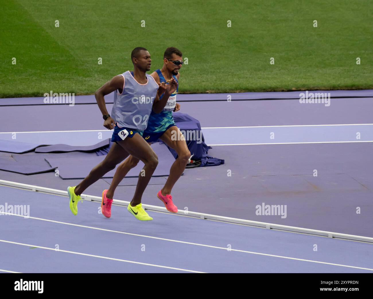 Running 5000m hi-res stock photography and images - Alamy