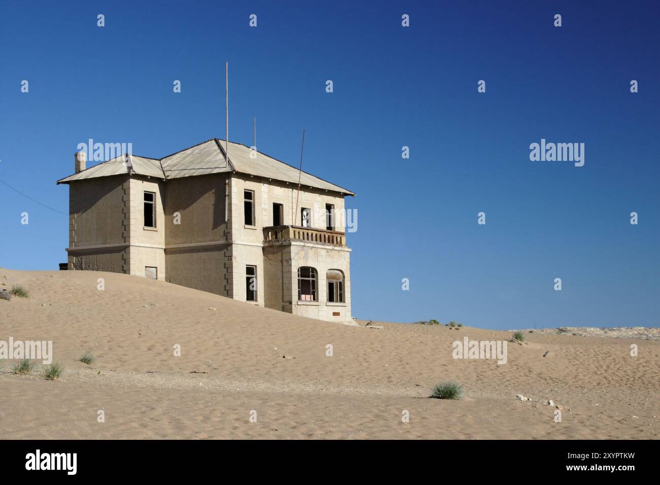 Ruins in the abandoned diamond mining town of Kolmanskop in Namibia ...